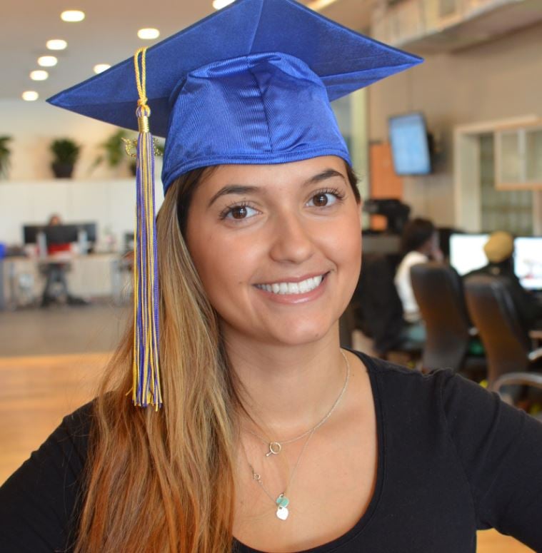 How to Wear a Graduation Cap & Apply the Tassel